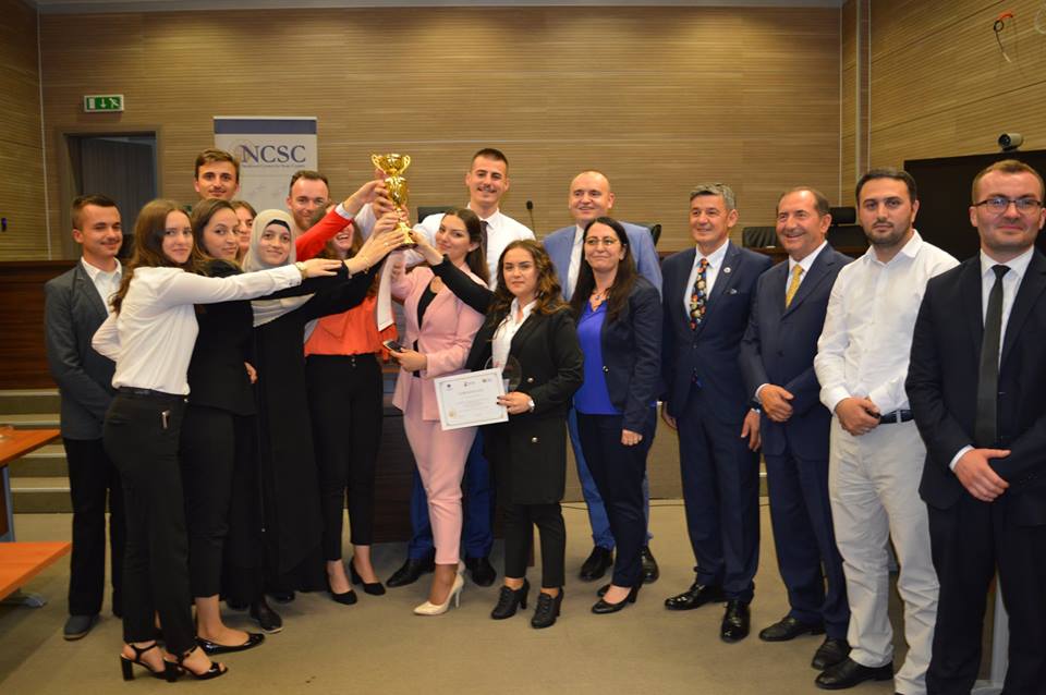 Studentët e Fakultetit Juridik zunë vendin e parë në garën për gjykim ... Studentët e Fakultetit Juridik zunë vendin e parë në garën për gjykim ...