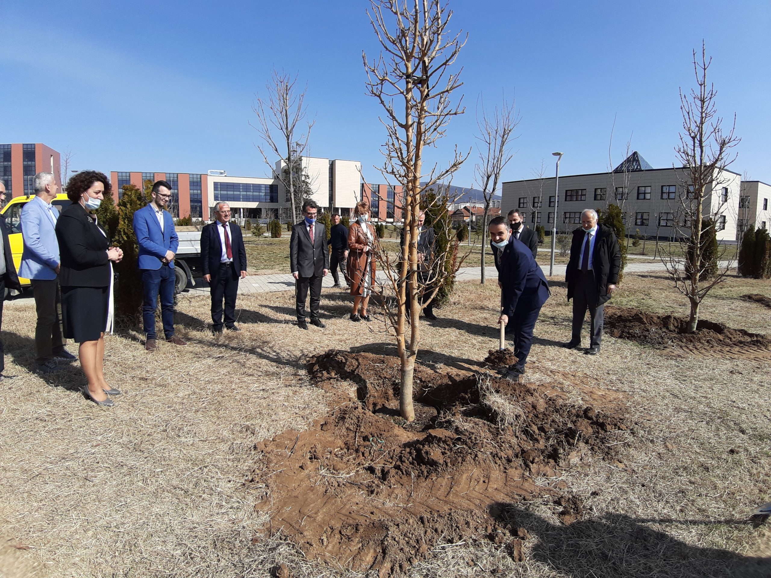 Nis projekti për mbjelljen e fidanëve në oborrin e UIBM - Universiteti ... Nis projekti për mbjelljen e fidanëve në oborrin e UIBM - Universiteti ...