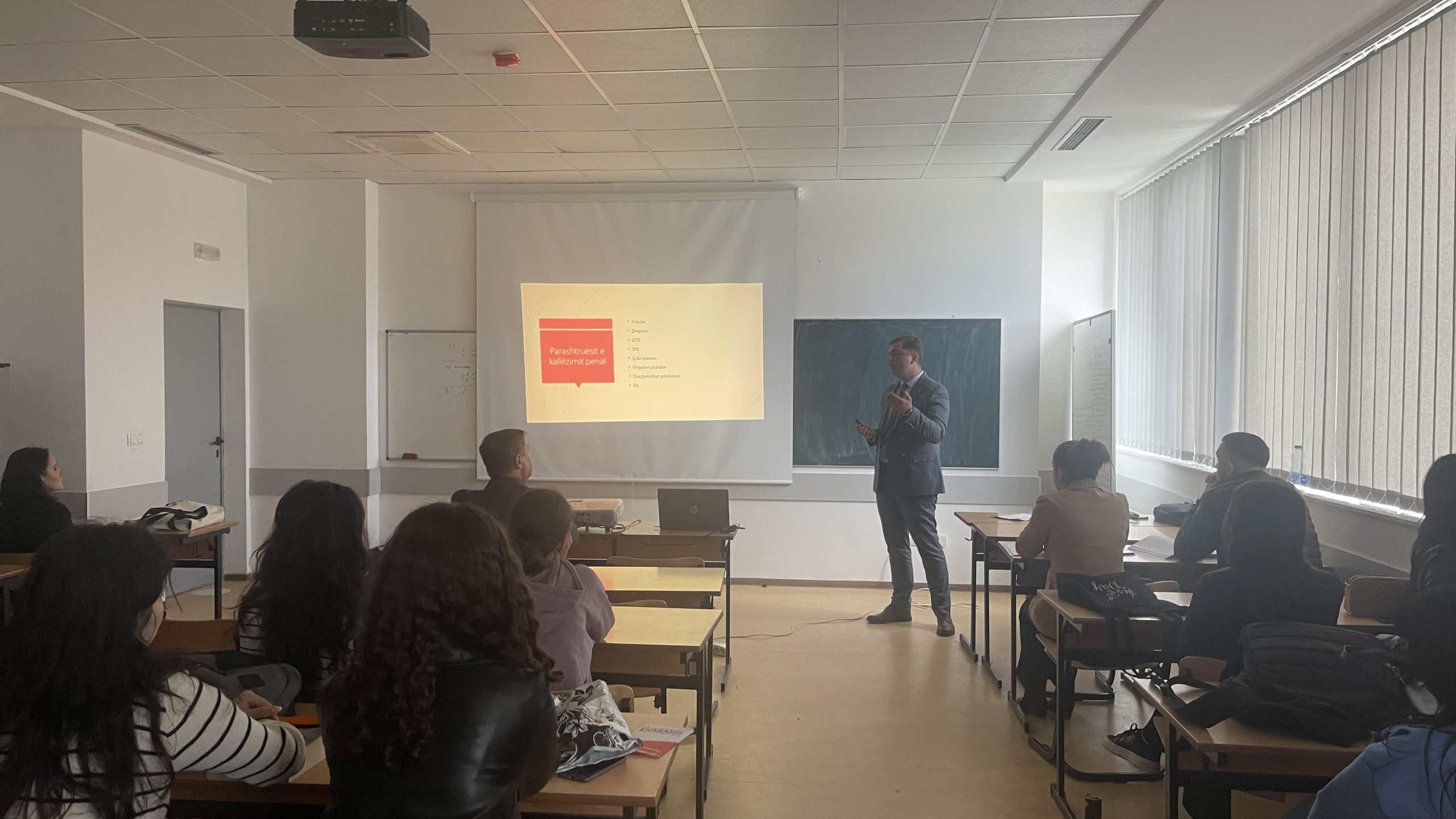 Prokurori i Shtetit, Ersan Qavolli, mbajti ligjëratë për studentët e ... Prokurori i Shtetit, Ersan Qavolli, mbajti ligjëratë për studentët e ...